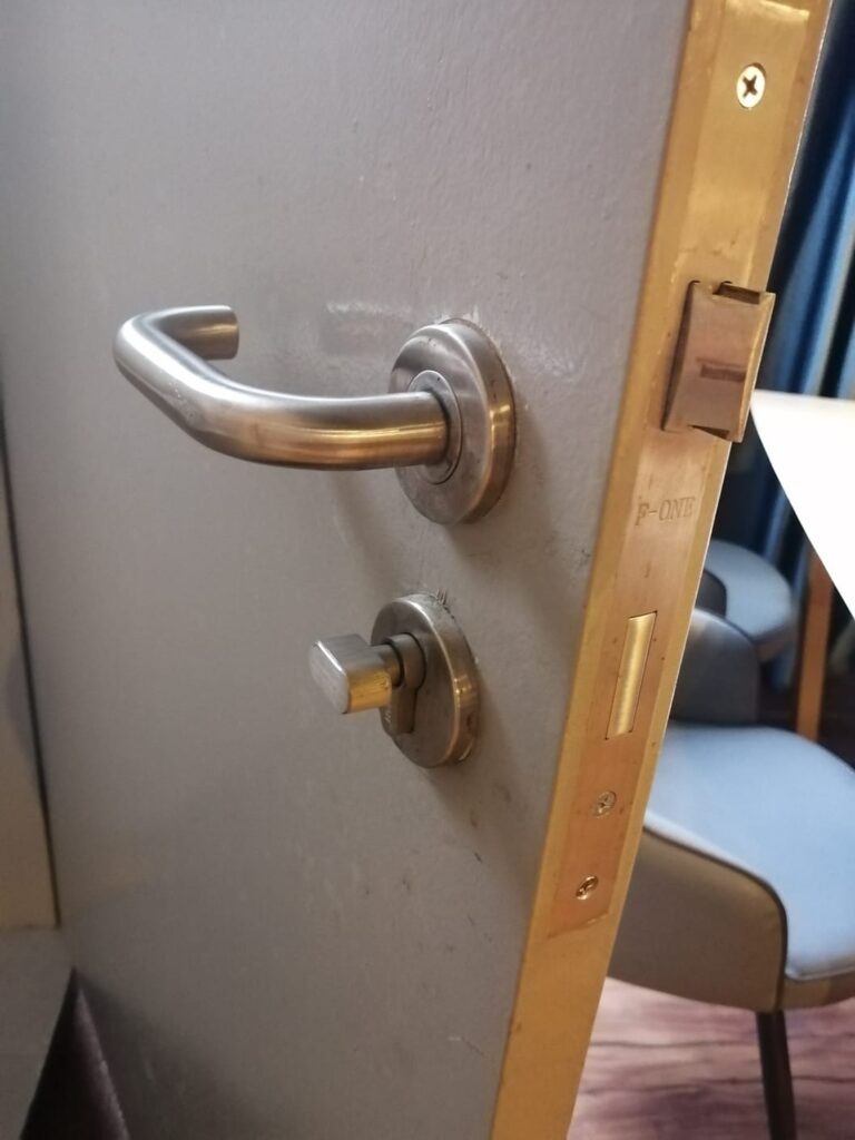 Supply And Replace New Handle Lock Mechanism - Handyman Services Singapore